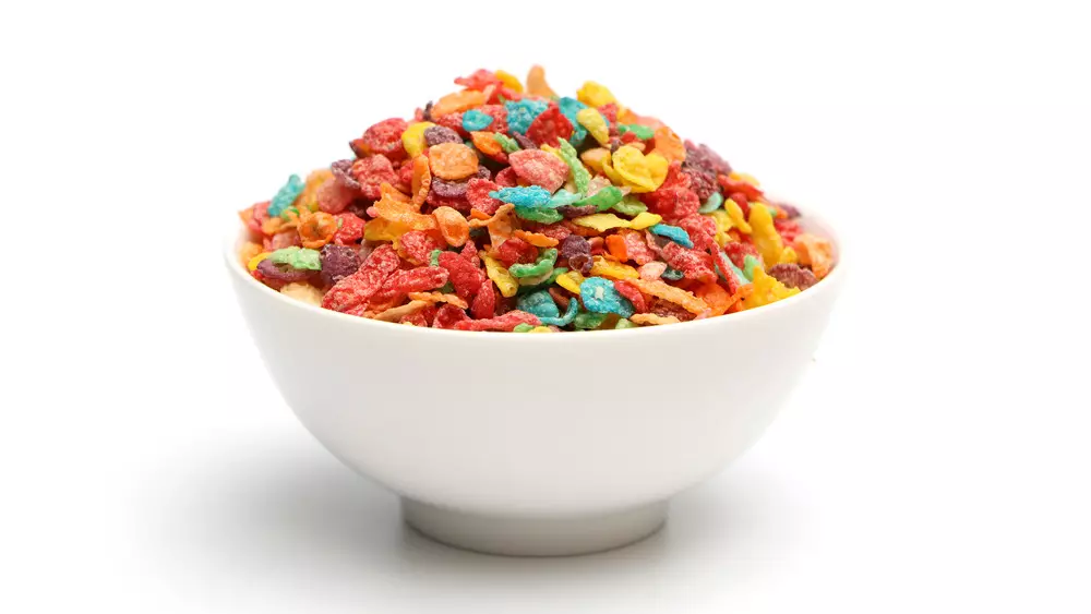 Fruity Pebbles morgunkorn hvít skál hvítur bakgrunnur