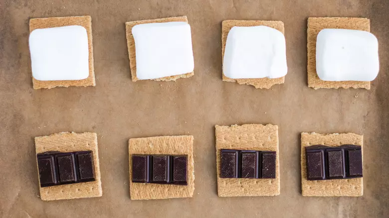 Graham cracker halvor med choklad på ena halvan och marshmallows på den andra för s'mores