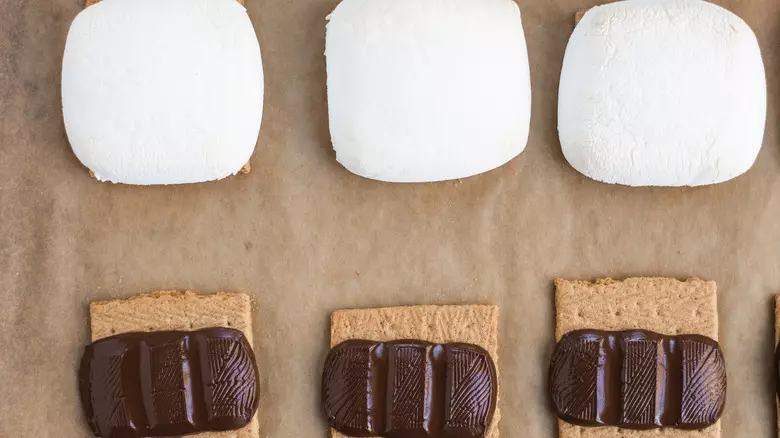 សូកូឡារលាយ និងបំប៉ោង marshmallows នៅលើសន្លឹកដុតនំ