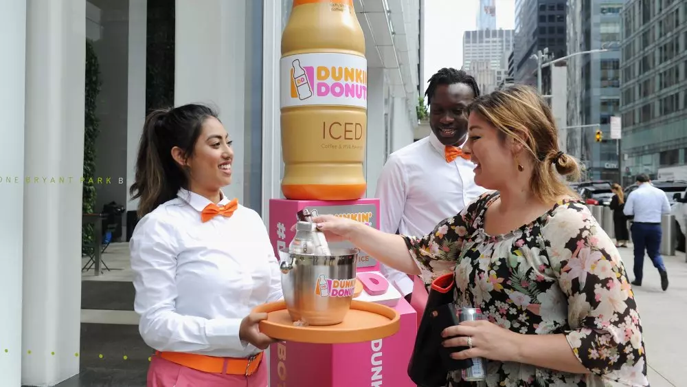 Dunkin-personeel bedien koffie op 'n skinkbord in New York City