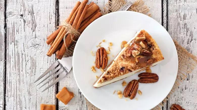 Slice fan pecan en karamel oergetten cheesecake