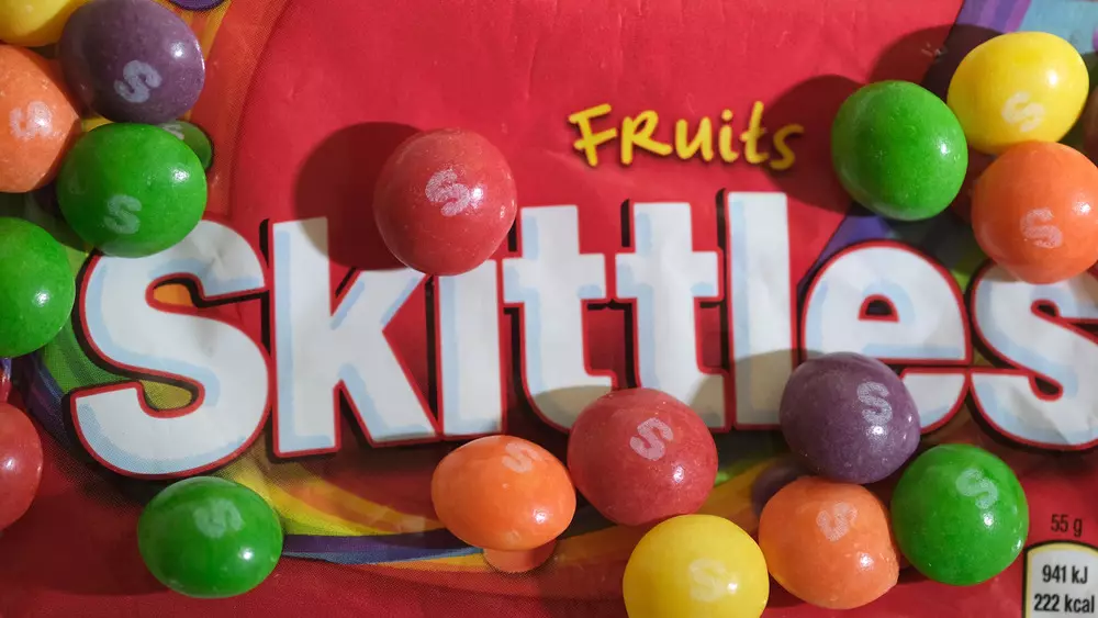 түрлі-түсті Skittles кәмпиттері