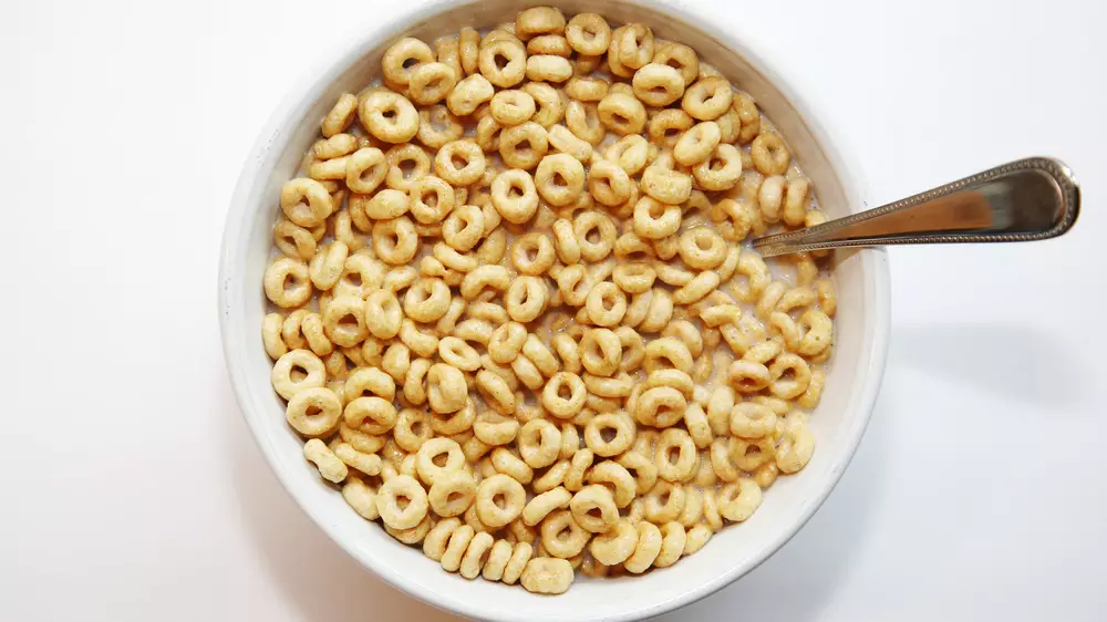 Cheerios nyob rau hauv ib lub tais nrog mis nyuj