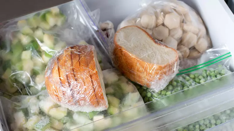 Pão e legumes congelados em um freezer