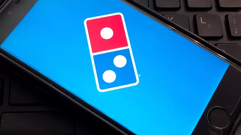 Logo da Domino no smartphone