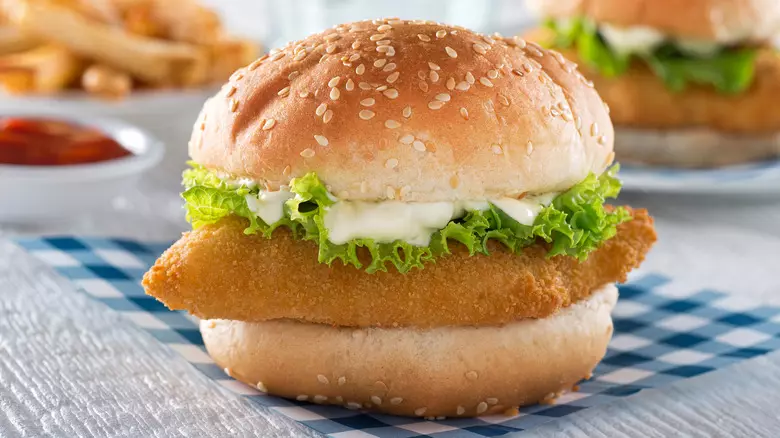 Fried cod sandwich on ib daim ntaub