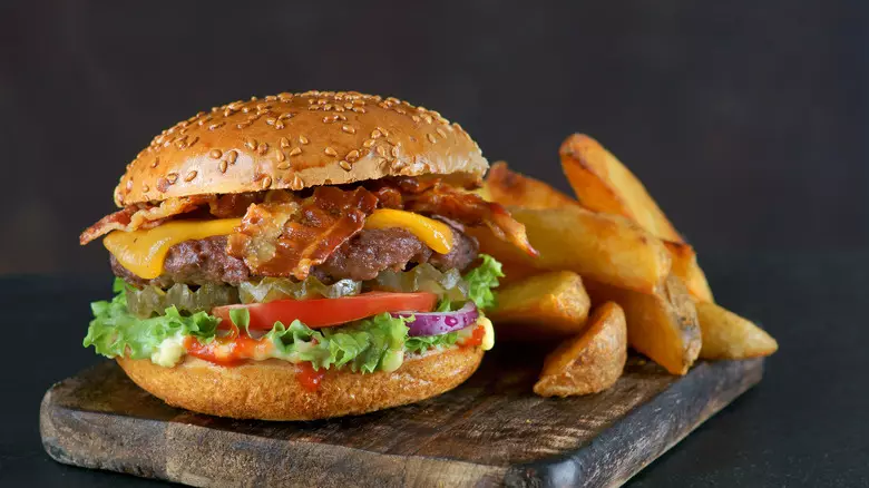 Cheeseburguer de bacon com fritas