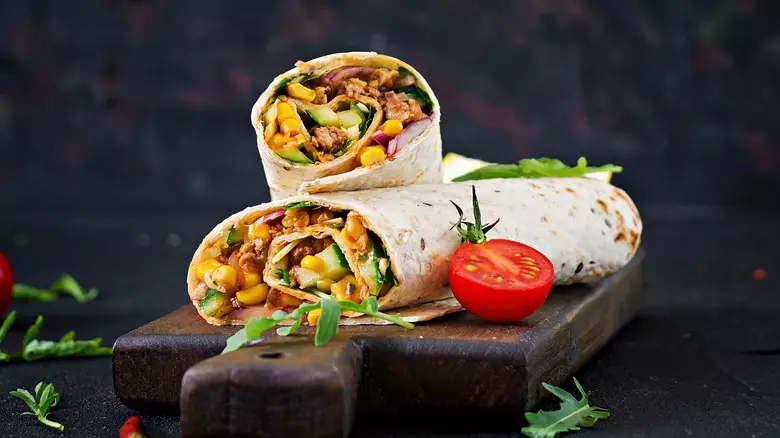 Turli ingredientlar bilan to'ldirilgan burritos