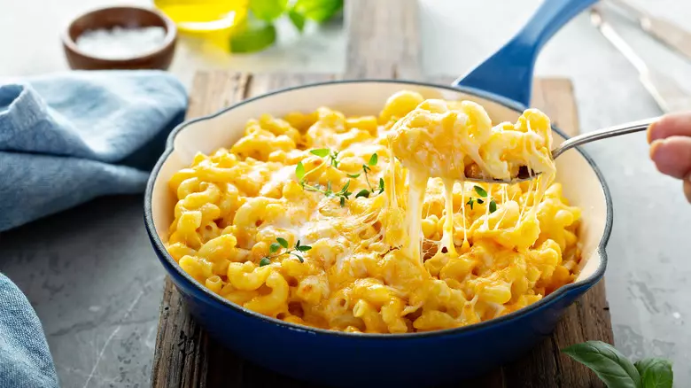 Pote azul de macarrão e queijo