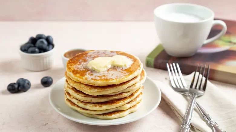 Awọn pancakes pẹtẹlẹ ati blueberries