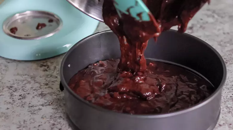 pagbuhos ng chocolate batter sa kawali