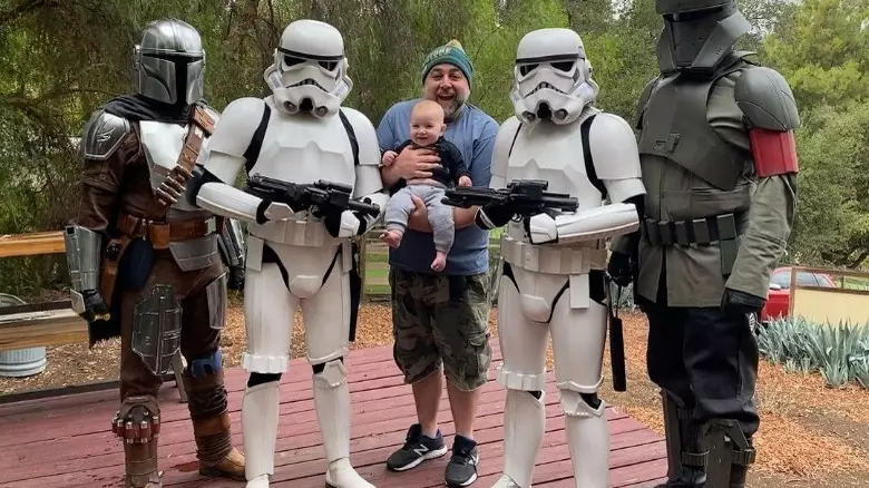 Duff Goldman posant avec sa fille et les Storm Troopers