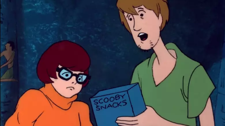 Velma sy Shaggy mitazona Scooby Snacks