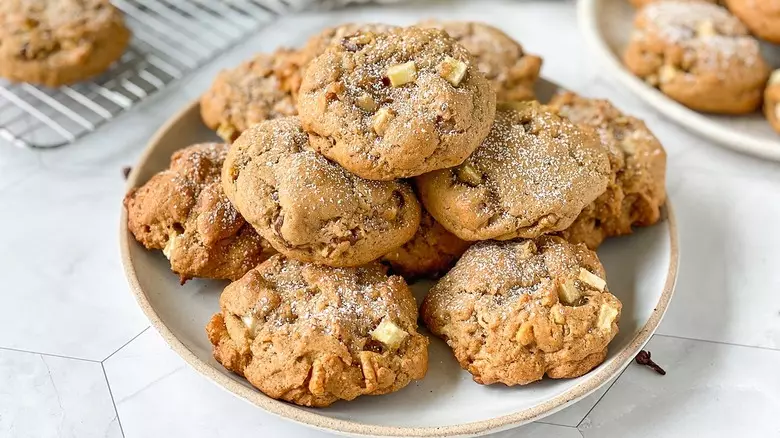 appelkruidkoekjes op bord