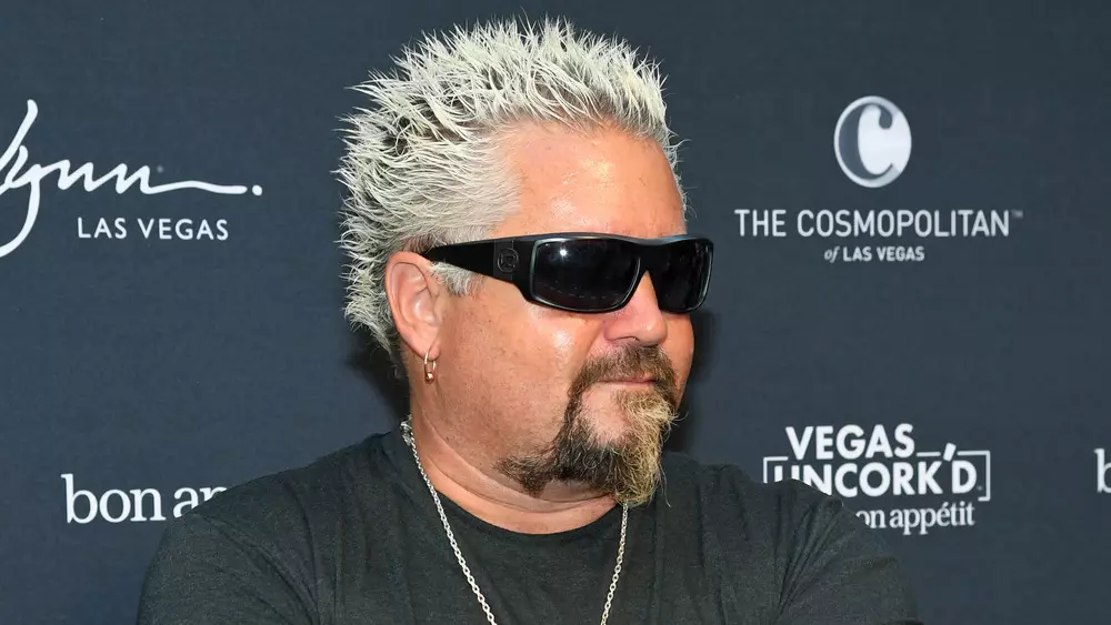 Guy Fieri napszemüveget visel