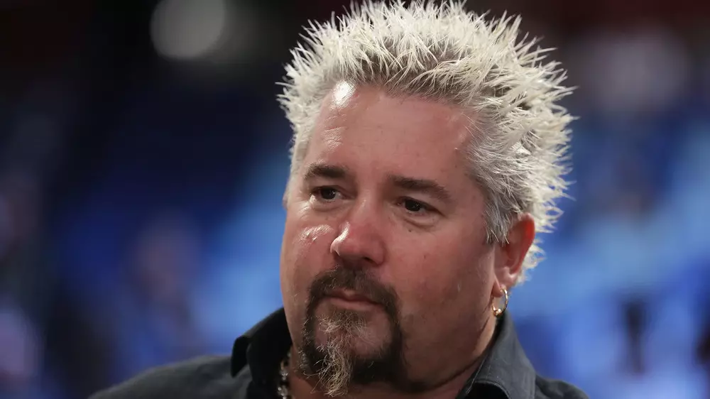 O chef Guy Fieri parece serio