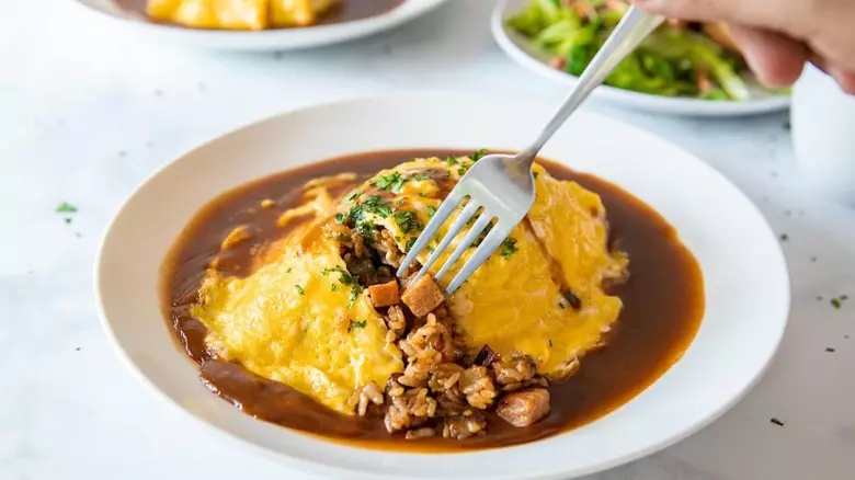 स्प्याम संग omurice काँटा संग काटिएको छ