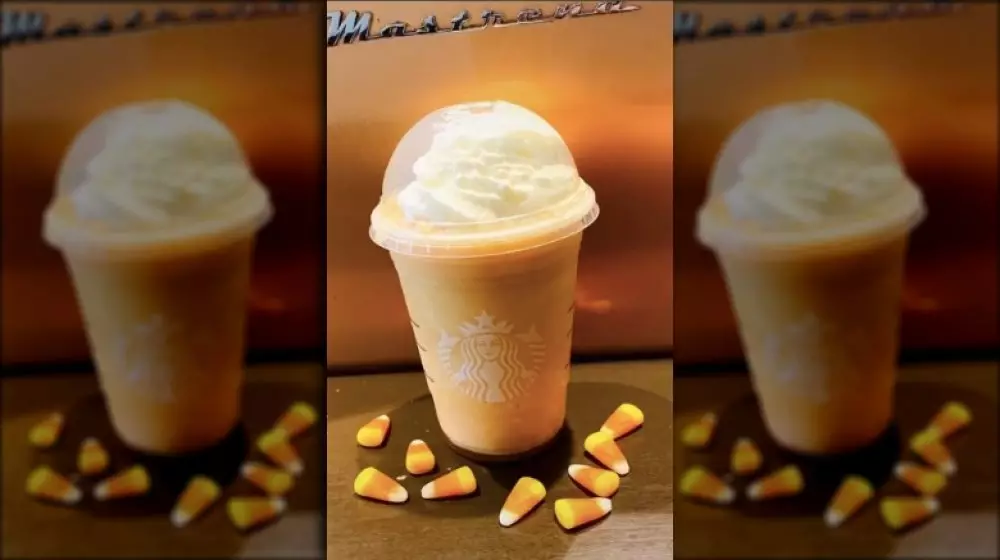 kẹo ngô frappuccino được bao quanh bởi kẹo ngô