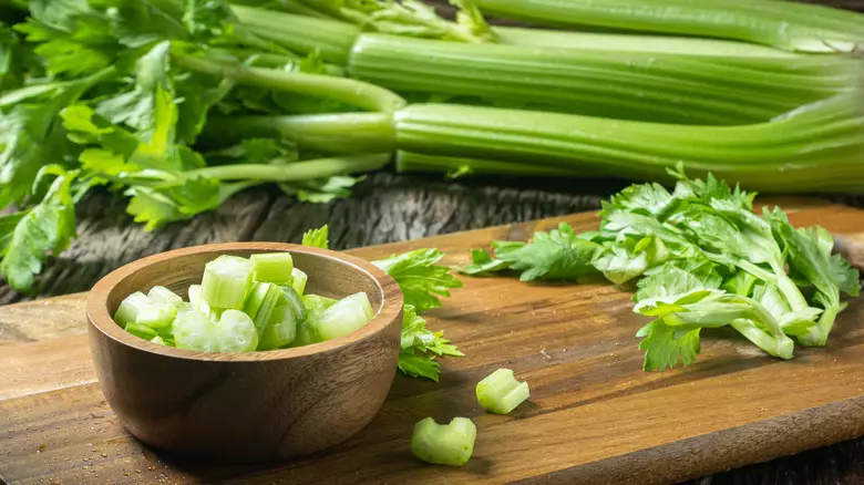 celery, stalks na osisi na osisi ịcha osisi