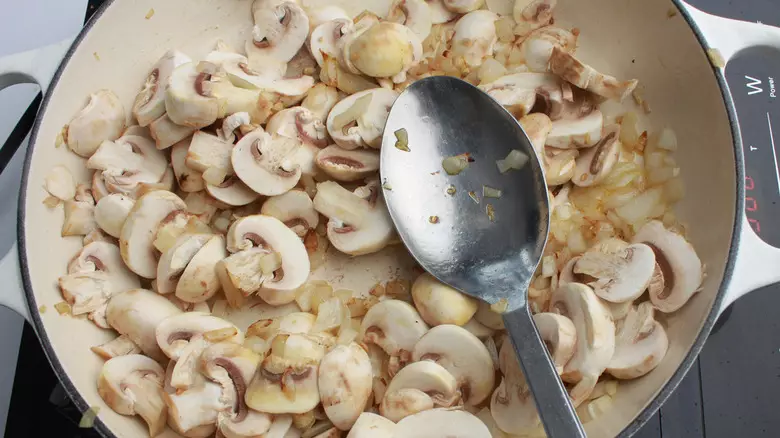 kevçî di pan bi mushrooms