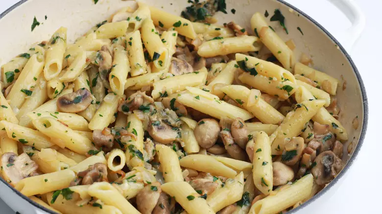 pasta en una paella