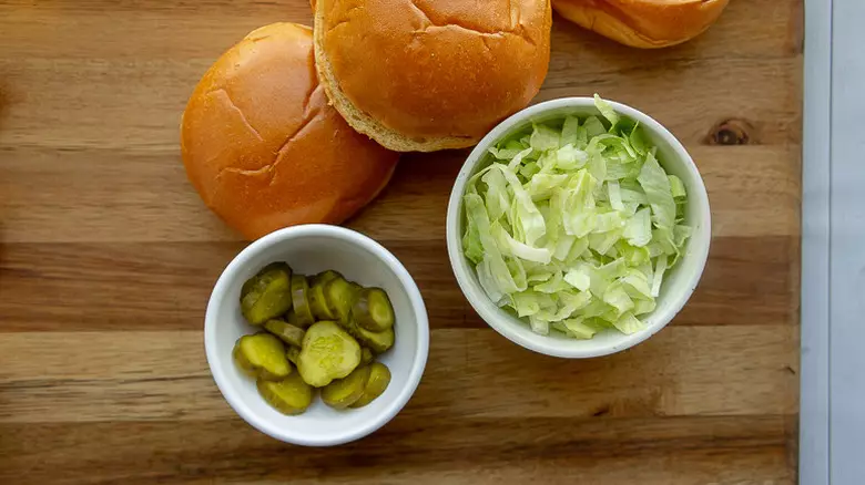 žemle a polevy na hamburgery