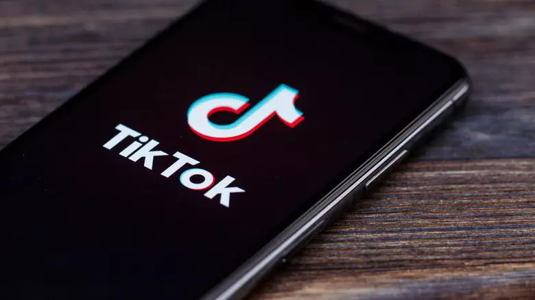 TikTok logotipini ko'rsatadigan telefon ekrani