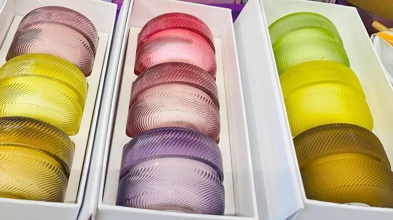 Åpen boks med Aldi macaron lys