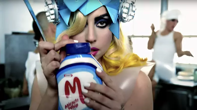 lady gaga na may hawak na miracle whip