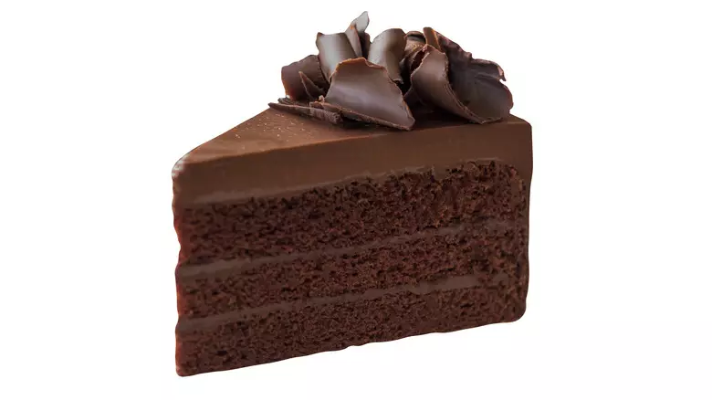 hiwa ng chocolate layer cake