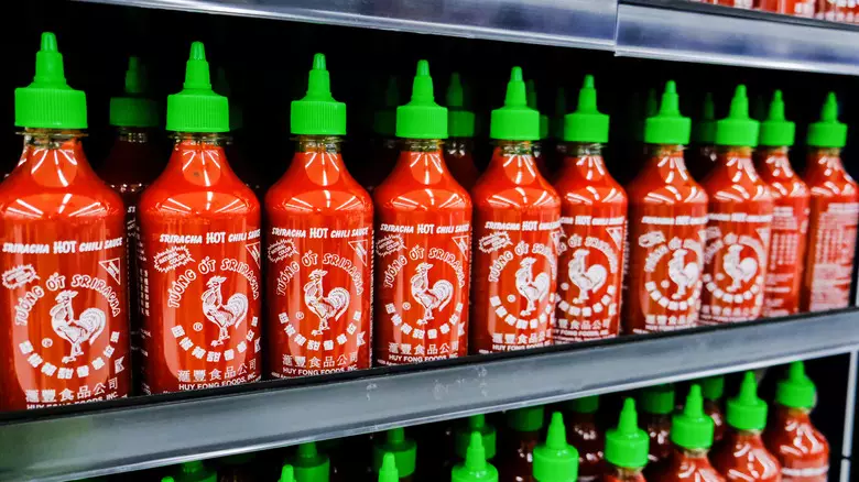 Fľaše horúcej omáčky Sriracha