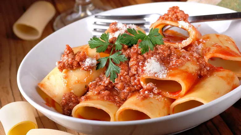 Paccheri pasta mei Napolitaanske fleis saus