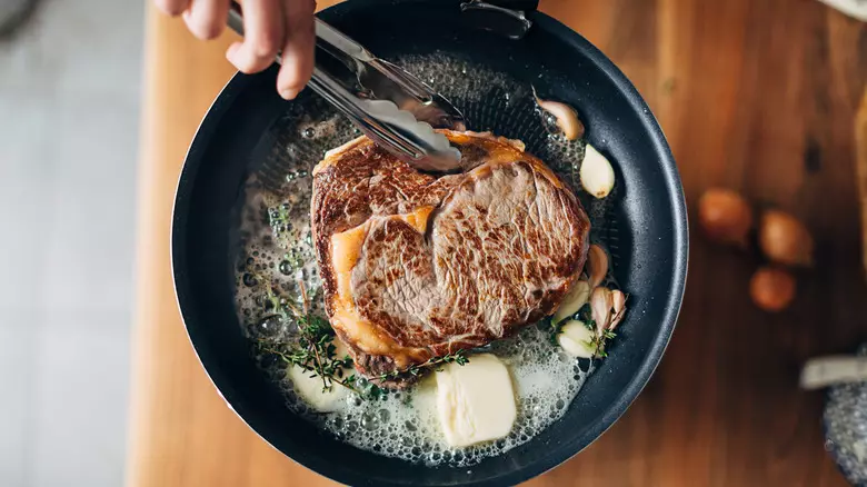 Steak na butter na pan
