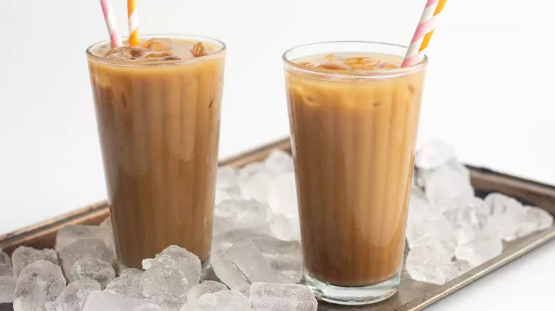 Caffè freddo su vassoio con ghiaccio