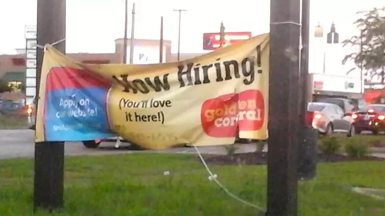 Banner sa pag-hire ng Golden Corral