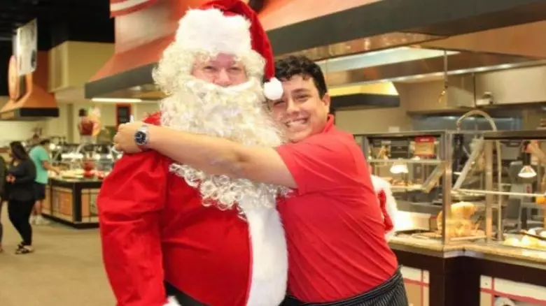 Golden Corral-meiwurker op 'e skoot fan Santa