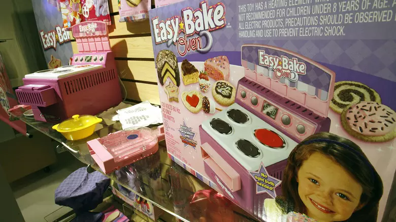 Easy Bake Oven esillä.