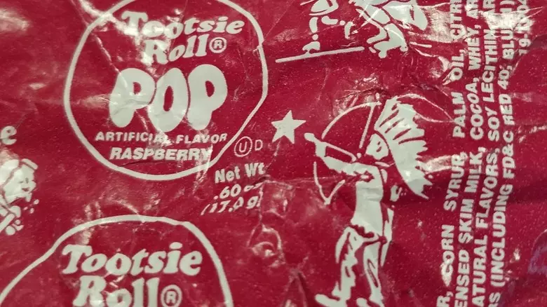 Candy wrapper ine mufananidzo wemukomana ari kupfura nyeredzi neuta nemuseve