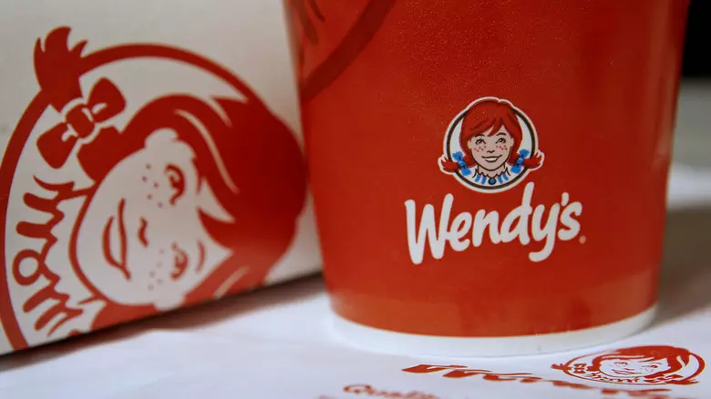 Cangkir dan logo Wendy di menu