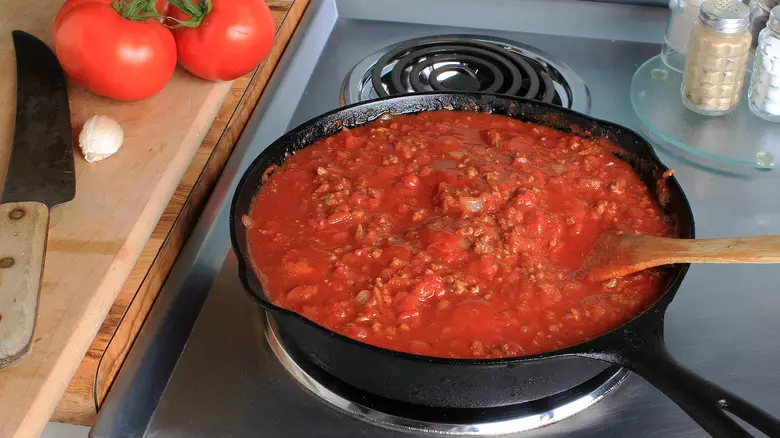 ٹماٹر اور گوشت کی چٹنی چولہے پر ابل رہی ہے۔