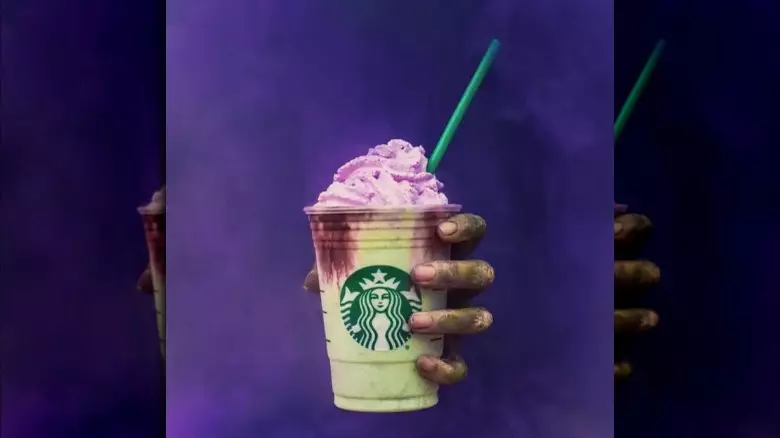 Main tenant un Frappuccino Zombie Starbucks