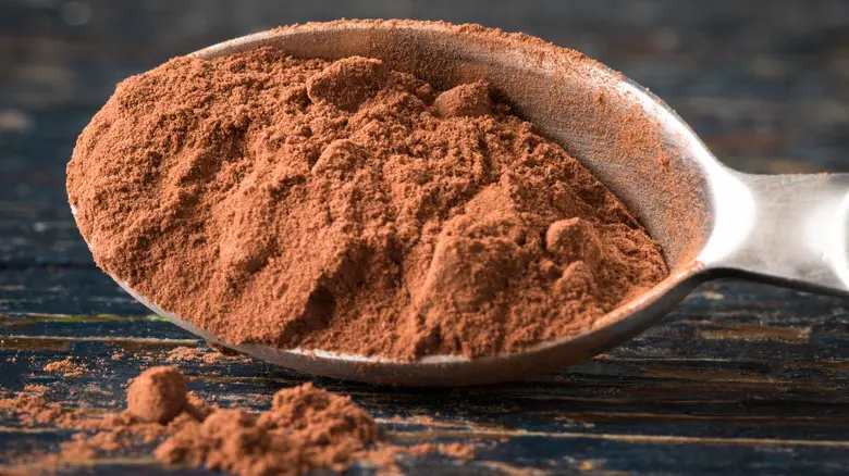 I-cocoa powder kwi-spoon