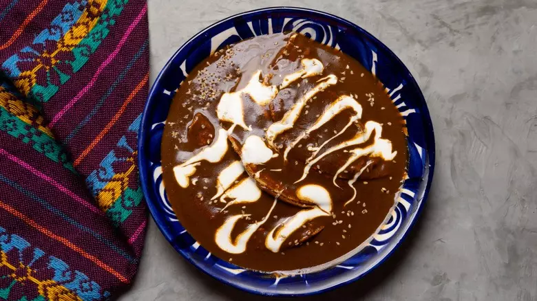 Mole enchiladas na efere na-acha anụnụ anụnụ