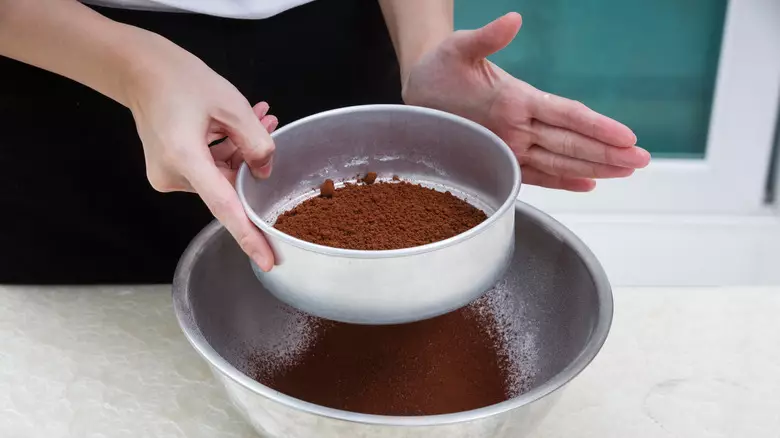 Ukuhluza i-cocoa powder