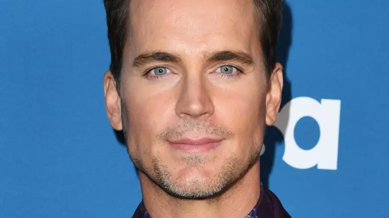 Matt Bomer ยิ้มเล็กน้อย ดวงตาสีฟ้า