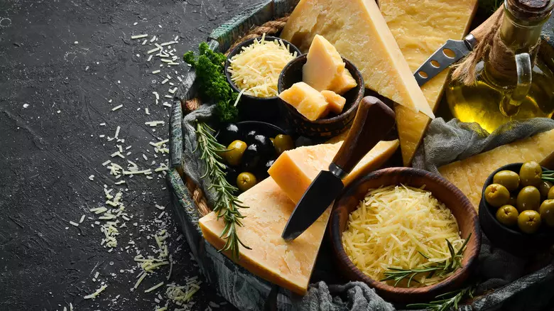 زیتون کے تیل کے ساتھ پنیر اور زیتون کی پلیٹ