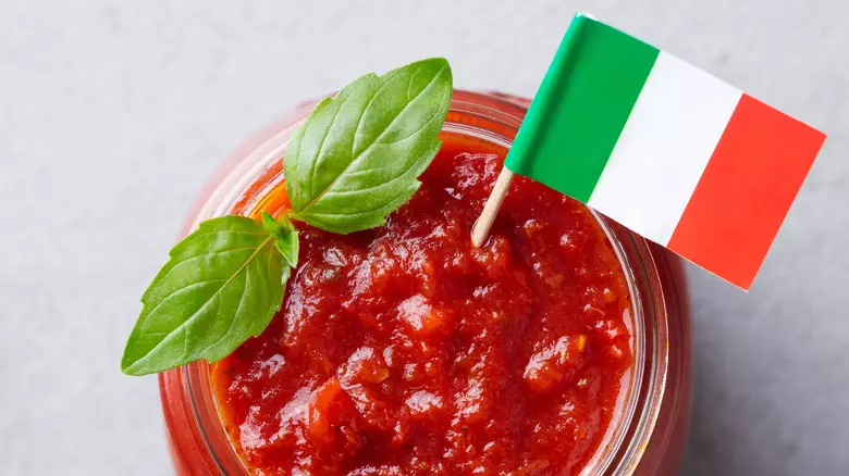 ٹماٹر کی چٹنی میں اطالوی پرچم
