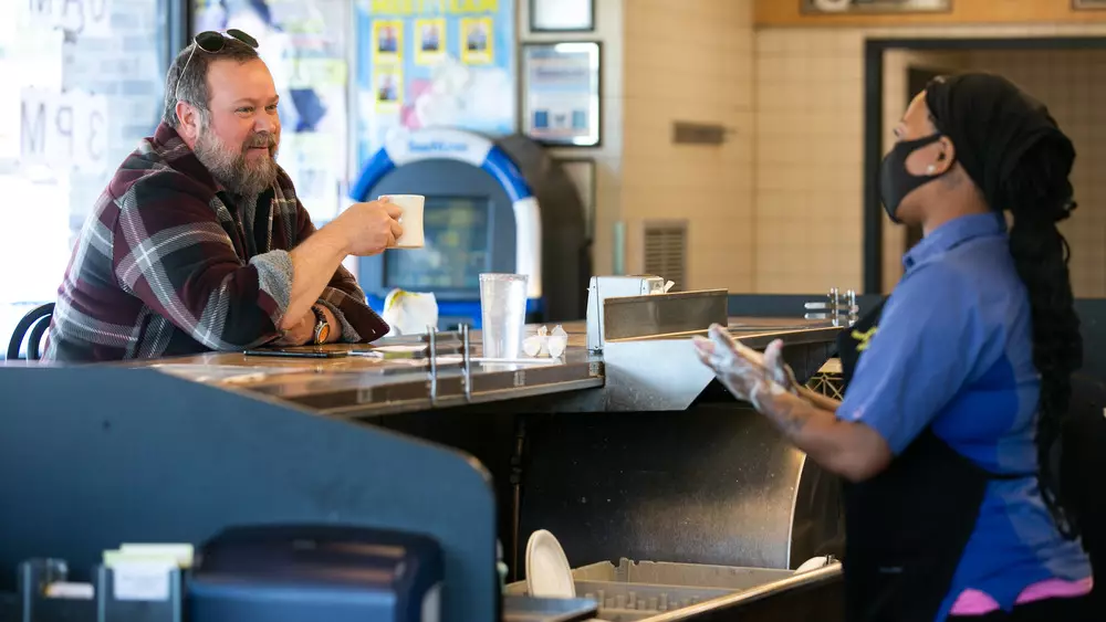 Client et employé de Waffle House