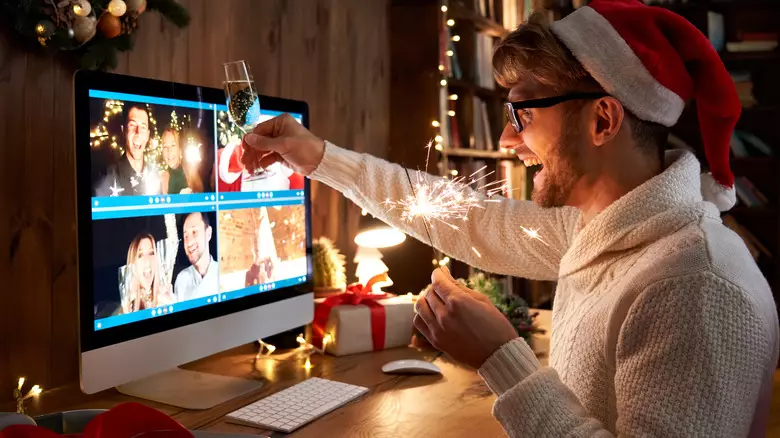 Mann, der einen Toast mit Weihnachtscocktails anhebt