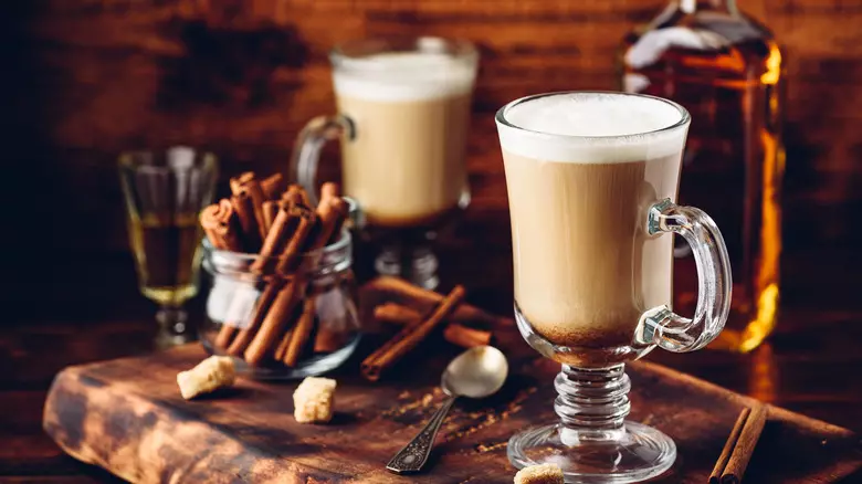 Weihnachtscocktails mit irischem Kaffee